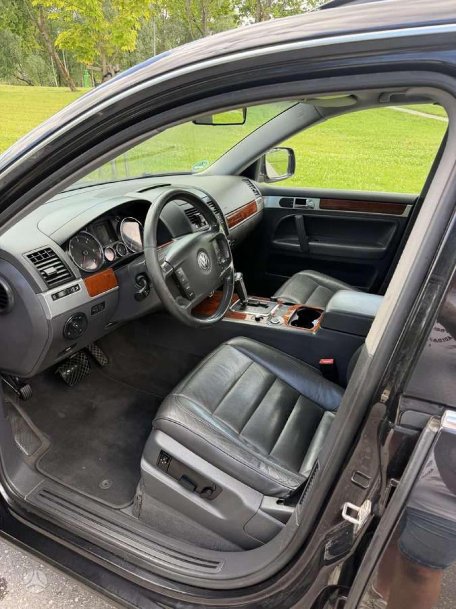 Black Volkswagen Touareg 2006 in Vilnius, with an engine capacity of 2.97 L and mileage of 270 thousand km for 4950 €, photo 10 on AUTOMOTO.COM.LV