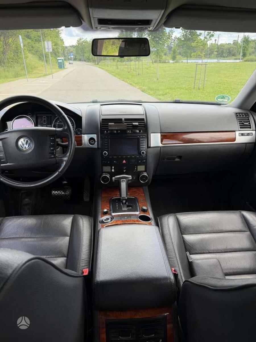 Black Volkswagen Touareg 2006 in Vilnius, with an engine capacity of 2.97 L and mileage of 270 thousand km for 4950 €, photo 11 on AUTOMOTO.COM.LV