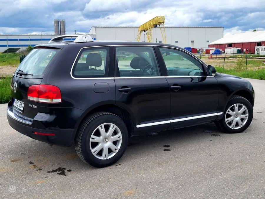 Melns Volkswagen Touareg 2006 Viļņa, ar dzinēja tilpumu 3.00 L un nobraukumu 290 tūkst. km par 2790 €, foto 17 vietnē AUTOMOTO.COM.LV