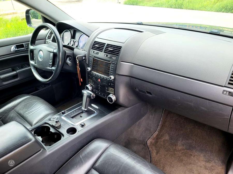Melns Volkswagen Touareg 2006 Viļņa, ar dzinēja tilpumu 3.00 L un nobraukumu 290 tūkst. km par 2790 €, foto 27 vietnē AUTOMOTO.COM.LV