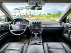 Melns Volkswagen Touareg 2006 Viļņa, ar dzinēja tilpumu 3.00 L un nobraukumu 290 tūkst. km par 2790 €, foto 28 vietnē AUTOMOTO.COM.LV