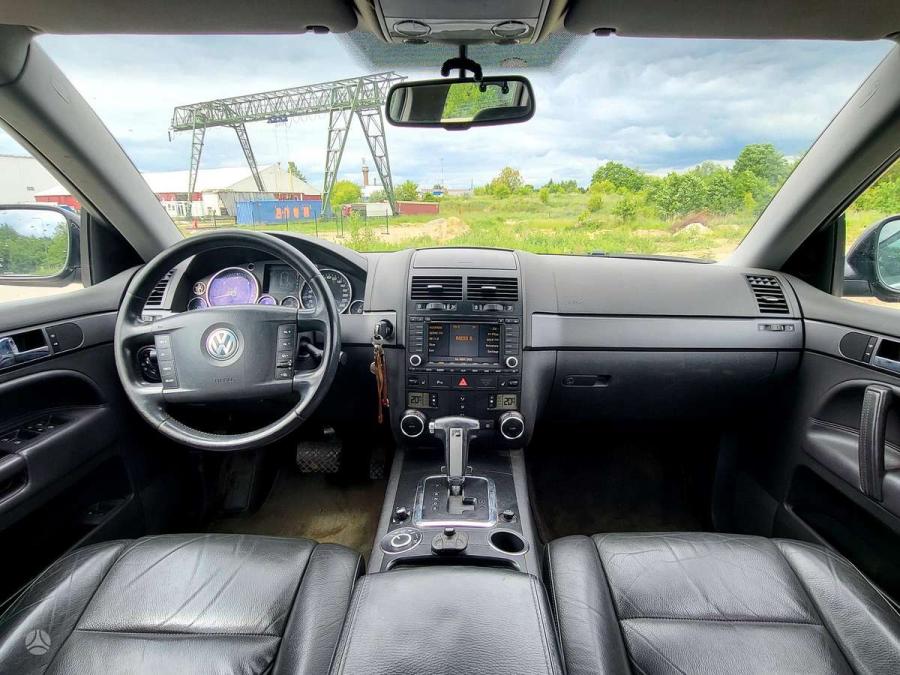 Melns Volkswagen Touareg 2006 Viļņa, ar dzinēja tilpumu 3.00 L un nobraukumu 290 tūkst. km par 2790 €, foto 28 vietnē AUTOMOTO.COM.LV