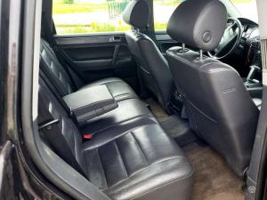 Melns Volkswagen Touareg 2006 Viļņa, ar dzinēja tilpumu 3.00 L un nobraukumu 290 tūkst. km par 2790 €, foto 30 vietnē AUTOMOTO.COM.LV