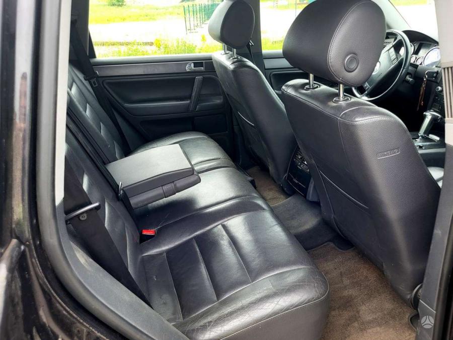 Melns Volkswagen Touareg 2006 Viļņa, ar dzinēja tilpumu 3.00 L un nobraukumu 290 tūkst. km par 2790 €, foto 30 vietnē AUTOMOTO.COM.LV