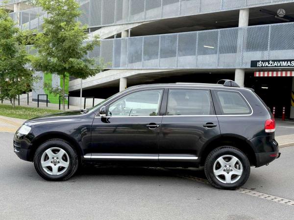 Black Volkswagen Touareg 2006 in Vilnius, with an engine capacity of 2.50 L and mileage of 332 thousand km for 1900 €, photo 4 on AUTOMOTO.COM.LV