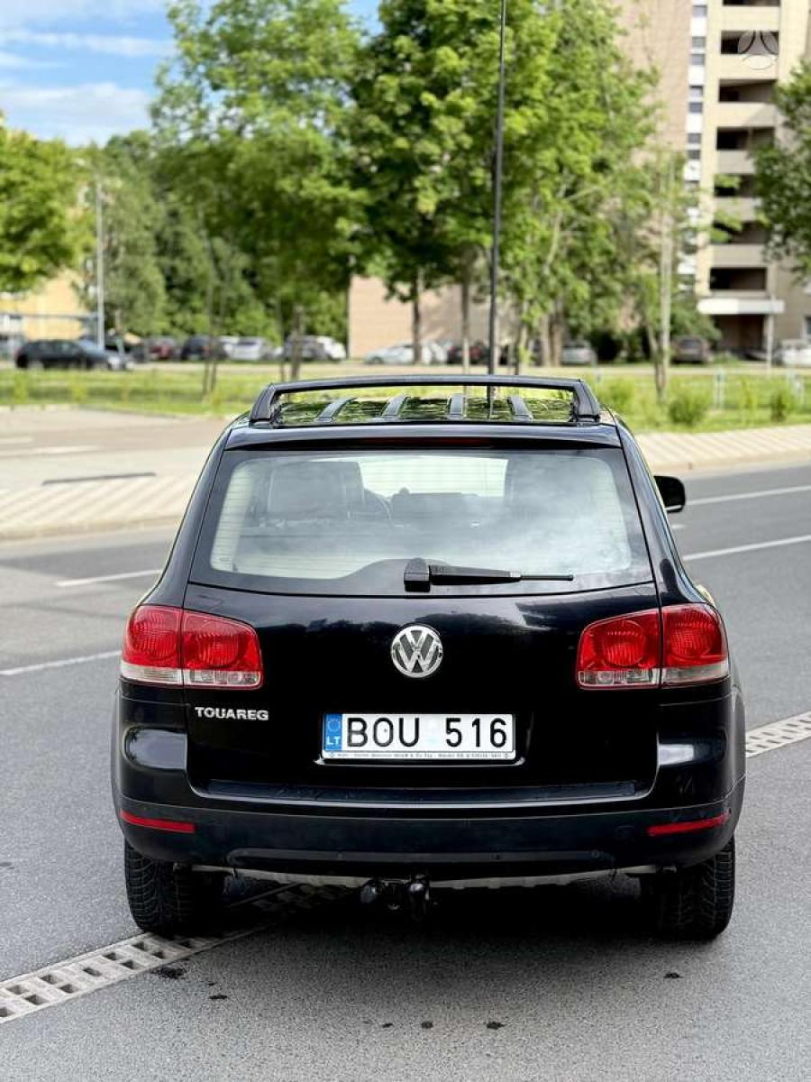 Black Volkswagen Touareg 2006 in Vilnius, with an engine capacity of 2.50 L and mileage of 332 thousand km for 1900 €, photo 7 on AUTOMOTO.COM.LV