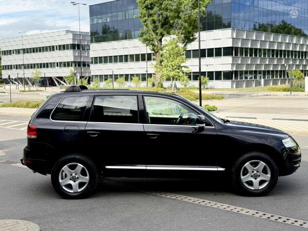 Black Volkswagen Touareg 2006 in Vilnius, with an engine capacity of 2.50 L and mileage of 332 thousand km for 1900 €, photo 8 on AUTOMOTO.COM.LV
