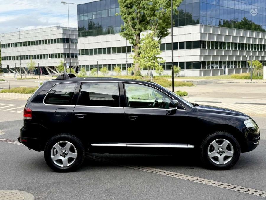 Black Volkswagen Touareg 2006 in Vilnius, with an engine capacity of 2.50 L and mileage of 332 thousand km for 1900 €, photo 9 on AUTOMOTO.COM.LV