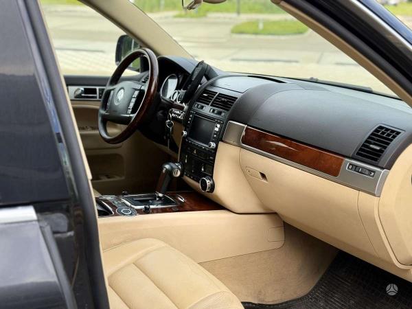 Black Volkswagen Touareg 2006 in Vilnius, with an engine capacity of 2.50 L and mileage of 332 thousand km for 1900 €, photo 9 on AUTOMOTO.COM.LV