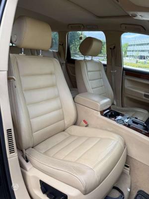 Black Volkswagen Touareg 2006 in Vilnius, with an engine capacity of 2.50 L and mileage of 332 thousand km for 1900 €, photo 11 on AUTOMOTO.COM.LV
