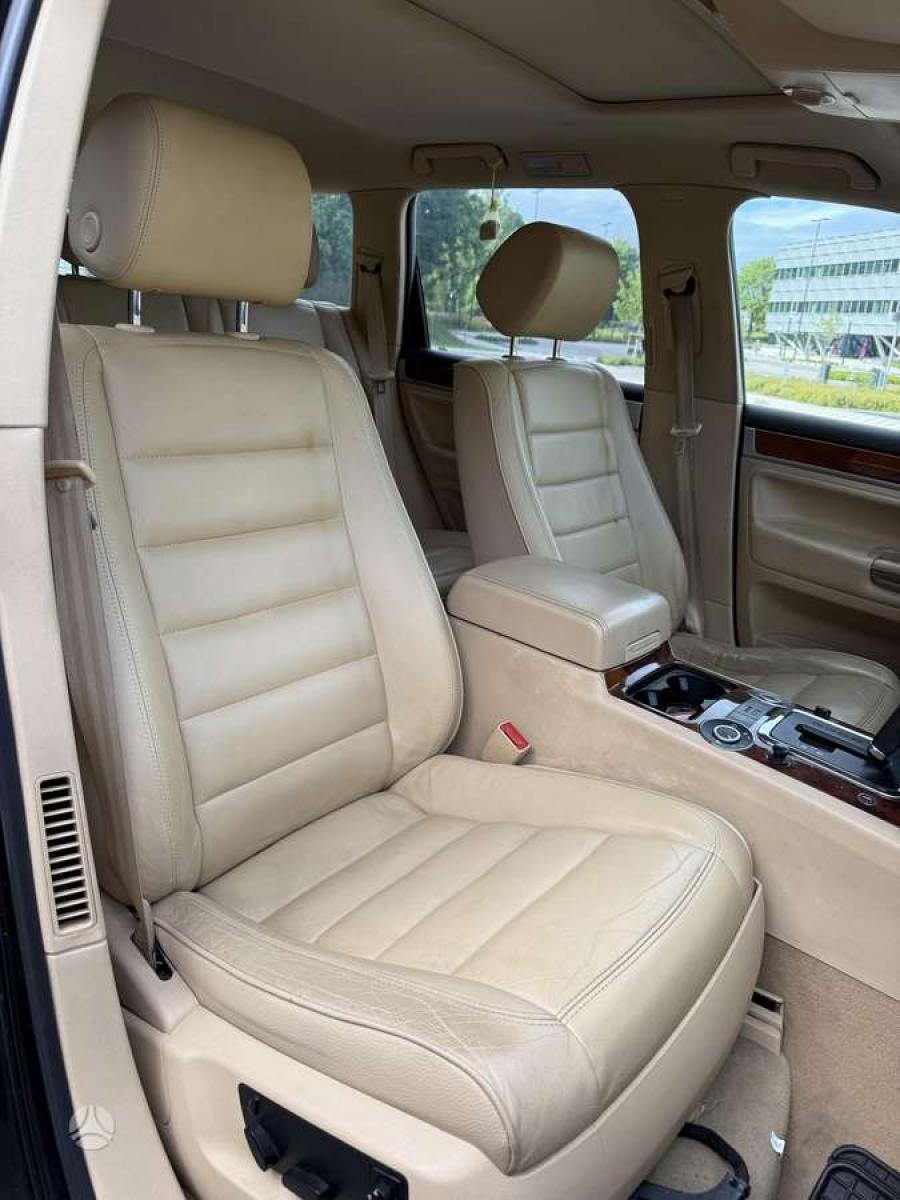 Black Volkswagen Touareg 2006 in Vilnius, with an engine capacity of 2.50 L and mileage of 332 thousand km for 1900 €, photo 11 on AUTOMOTO.COM.LV