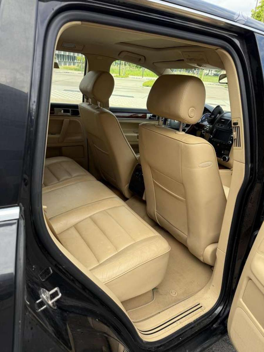 Black Volkswagen Touareg 2006 in Vilnius, with an engine capacity of 2.50 L and mileage of 332 thousand km for 1900 €, photo 13 on AUTOMOTO.COM.LV