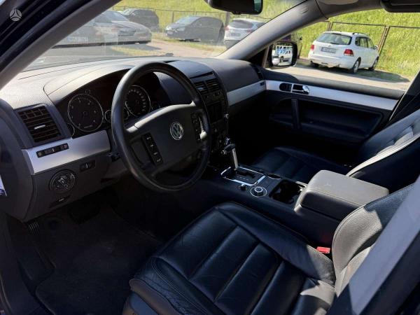 Black Volkswagen Touareg 2006 in Vilnius, with an engine capacity of 2.97 L and mileage of 427 thousand km for 2000 €, photo 6 on AUTOMOTO.COM.LV