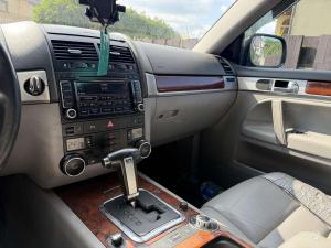 Melns Volkswagen Touareg 2006 Kauņa, ar dzinēja tilpumu 2.97 L un nobraukumu 340 tūkst. km par 3400 €, foto 13 vietnē AUTOMOTO.COM.LV