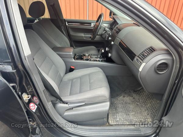 Melns Volkswagen Touareg 2006 Tallina, ar dzinēja tilpumu 2.50 L un nobraukumu 354 tūkst. km par 2500 €, foto 10 vietnē AUTOMOTO.COM.LV