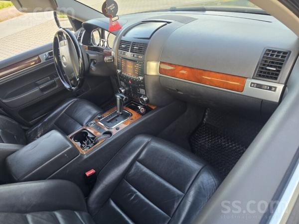 Black Volkswagen Touareg 2006 in Ventspils, with an engine capacity of 2.50 L and mileage of 342 thousand km for 1850 €, photo 5 on AUTOMOTO.COM.LV