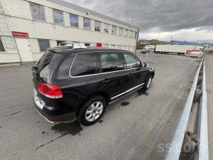 Melns Volkswagen Touareg 2006 Liepāja, ar dzinēja tilpumu 3.00 L un nobraukumu 319 tūkst. km par 3950 €, foto 3 vietnē AUTOMOTO.COM.LV