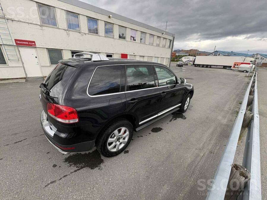 Melns Volkswagen Touareg 2006 Liepāja, ar dzinēja tilpumu 3.00 L un nobraukumu 319 tūkst. km par 3950 €, foto 3 vietnē AUTOMOTO.COM.LV