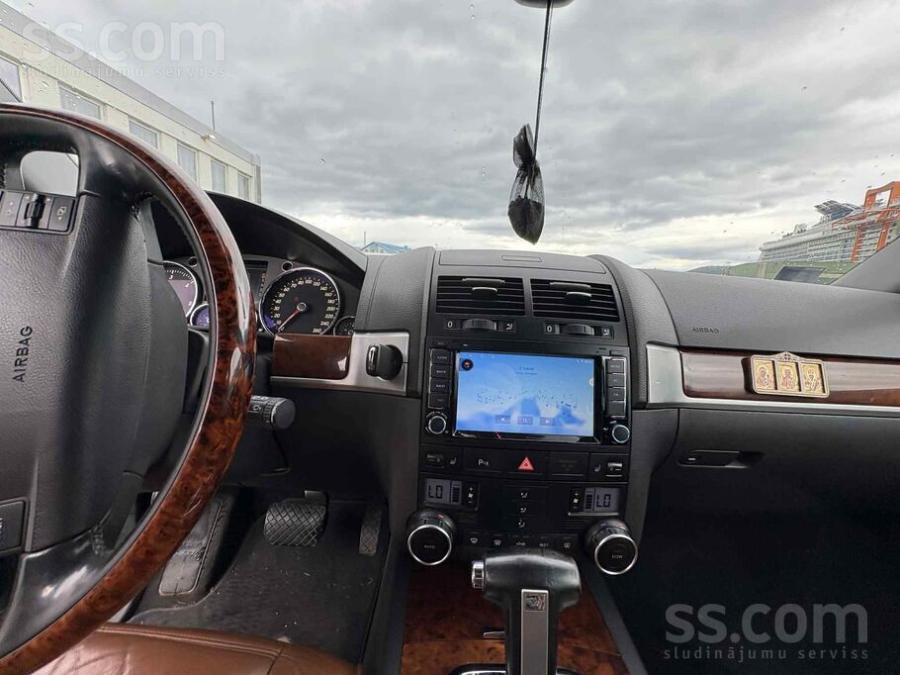 Melns Volkswagen Touareg 2006 Liepāja, ar dzinēja tilpumu 3.00 L un nobraukumu 319 tūkst. km par 3600 €, foto 3 vietnē AUTOMOTO.COM.LV