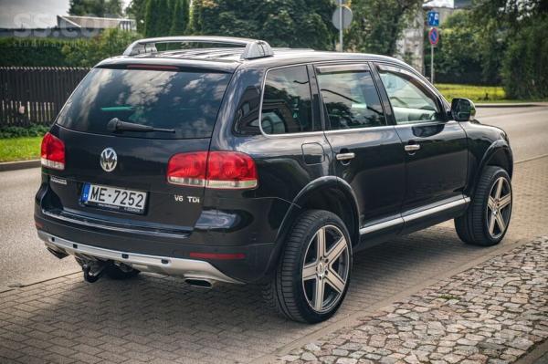 Black Volkswagen Touareg 2006 in Riga, with an engine capacity of 3.00 L and mileage of 0 thousand km for 3990 €, photo 4 on AUTOMOTO.COM.LV