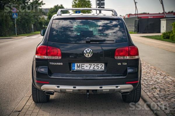 Black Volkswagen Touareg 2006 in Riga, with an engine capacity of 3.00 L and mileage of 0 thousand km for 3990 €, photo 5 on AUTOMOTO.COM.LV