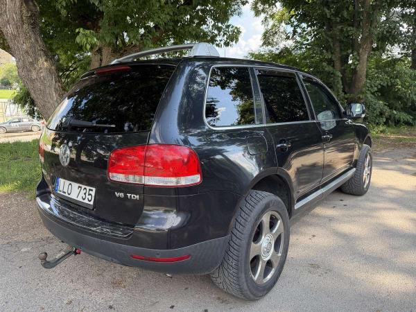 Black Volkswagen Touareg 2006 in Kaunas, with an engine capacity of 2.97 L and mileage of 340 thousand km for 2900 €, photo 5 on AUTOMOTO.COM.LV