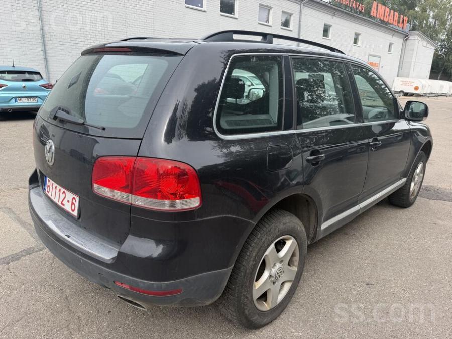 Black Volkswagen Touareg 2006 in Riga, with an engine capacity of 3.00 L and mileage of 322 thousand km for 2950 €, photo 4 on AUTOMOTO.COM.LV