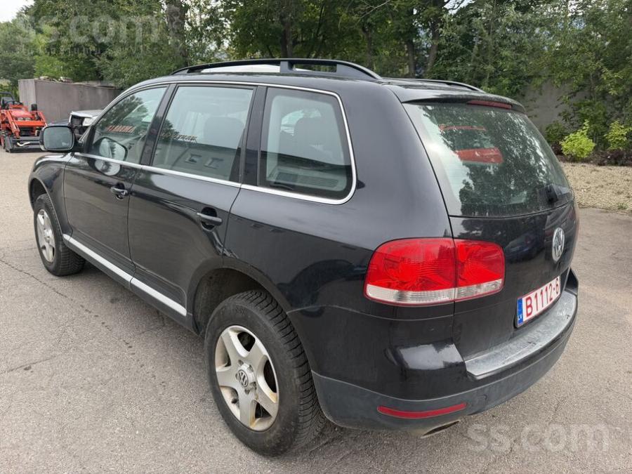 Black Volkswagen Touareg 2006 in Riga, with an engine capacity of 3.00 L and mileage of 322 thousand km for 2950 €, photo 5 on AUTOMOTO.COM.LV