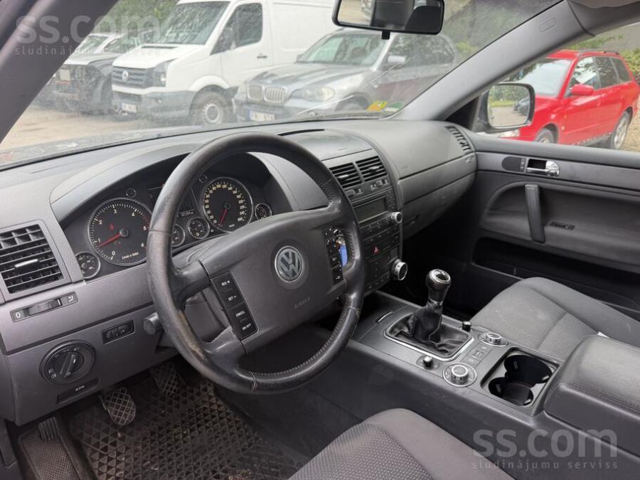 Black Volkswagen Touareg 2006 in Riga, with an engine capacity of 3.00 L and mileage of 322 thousand km for 2950 €, photo 6 on AUTOMOTO.COM.LV