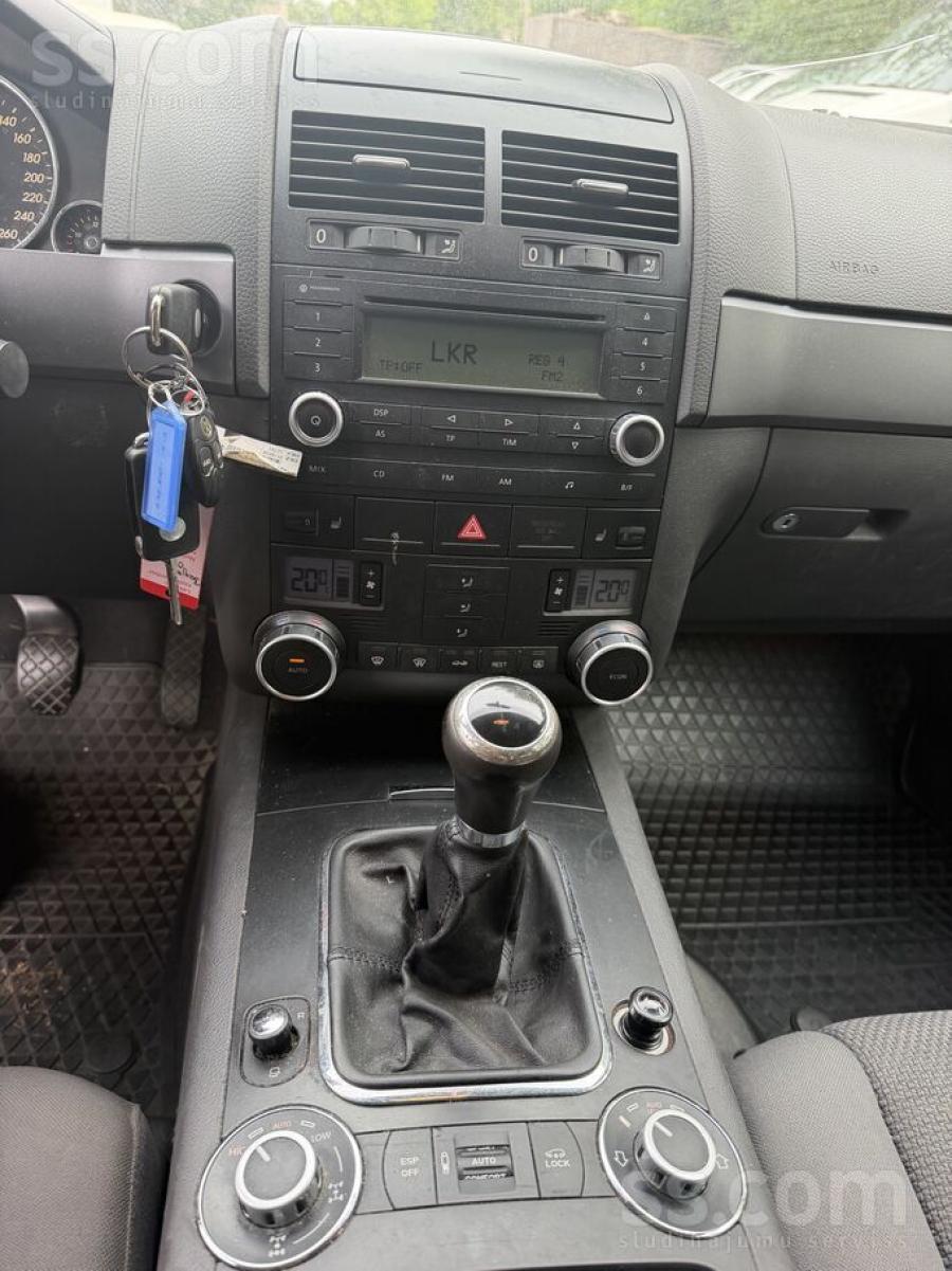 Black Volkswagen Touareg 2006 in Riga, with an engine capacity of 3.00 L and mileage of 322 thousand km for 2950 €, photo 7 on AUTOMOTO.COM.LV
