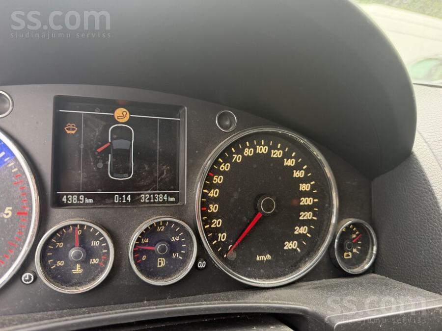 Black Volkswagen Touareg 2006 in Riga, with an engine capacity of 3.00 L and mileage of 322 thousand km for 2950 €, photo 8 on AUTOMOTO.COM.LV
