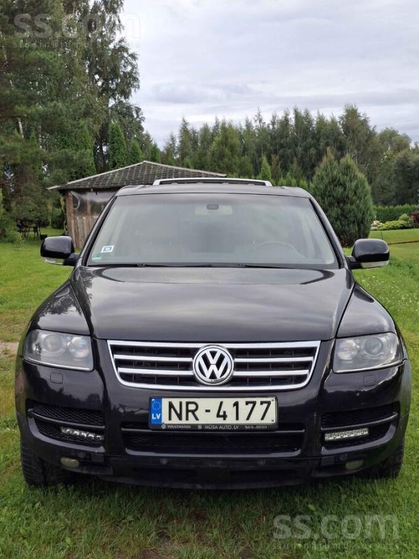 Black Volkswagen Touareg 2006 in Bauska, with an engine capacity of 3.00 L and mileage of 329 thousand km for 2800 €, photo 1 on AUTOMOTO.COM.LV