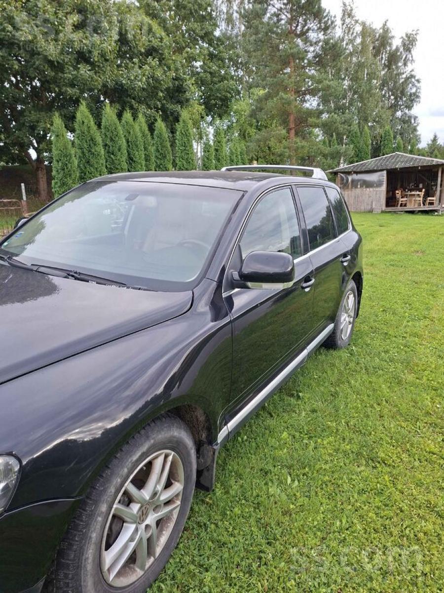 Black Volkswagen Touareg 2006 in Bauska, with an engine capacity of 3.00 L and mileage of 329 thousand km for 2800 €, photo 5 on AUTOMOTO.COM.LV