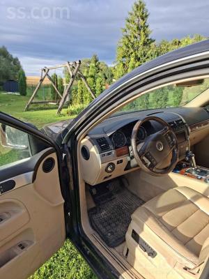 Black Volkswagen Touareg 2006 in Bauska, with an engine capacity of 3.00 L and mileage of 329 thousand km for 2800 €, photo 6 on AUTOMOTO.COM.LV