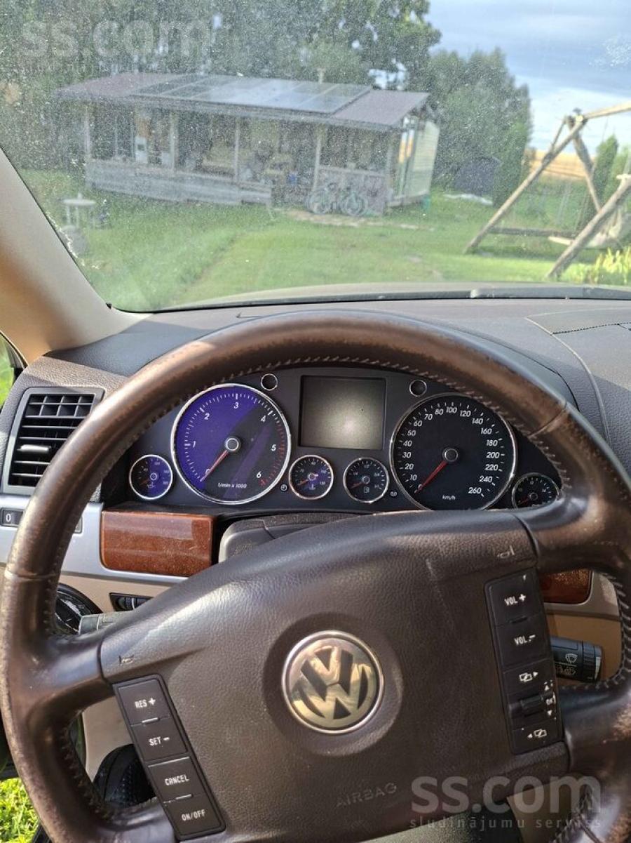 Black Volkswagen Touareg 2006 in Bauska, with an engine capacity of 3.00 L and mileage of 329 thousand km for 2800 €, photo 8 on AUTOMOTO.COM.LV