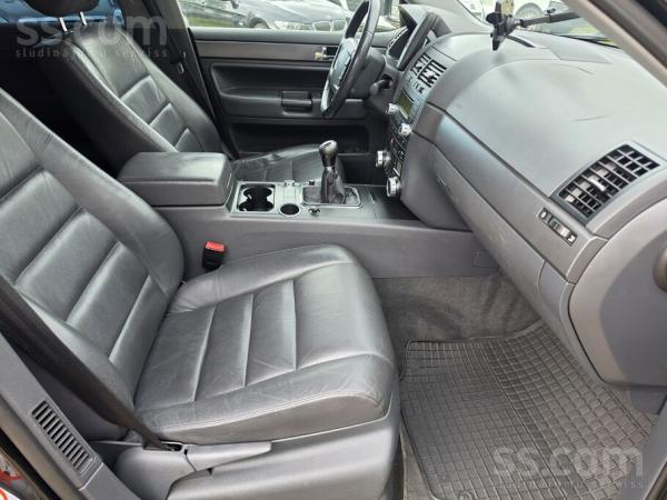 Black Volkswagen Touareg 2006 in Rezekne, with an engine capacity of 3.00 L and mileage of 0 thousand km for 3950 €, photo 10 on AUTOMOTO.COM.LV