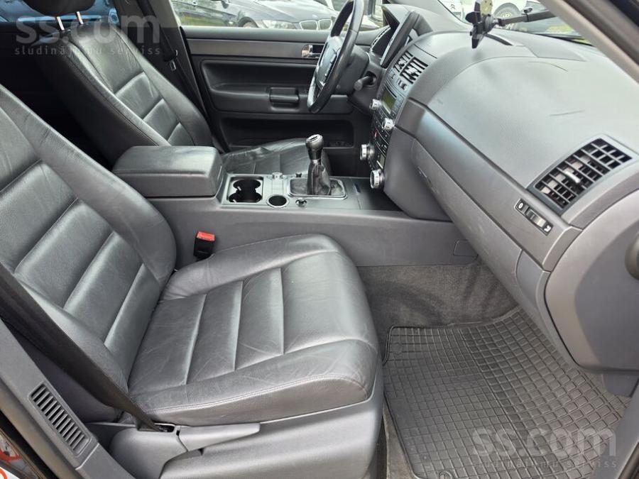 Black Volkswagen Touareg 2006 in Rezekne, with an engine capacity of 3.00 L and mileage of 0 thousand km for 3950 €, photo 10 on AUTOMOTO.COM.LV