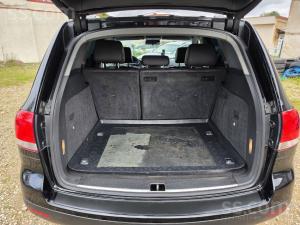 Black Volkswagen Touareg 2006 in Rezekne, with an engine capacity of 3.00 L and mileage of 0 thousand km for 3950 €, photo 24 on AUTOMOTO.COM.LV