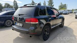 Black Volkswagen Touareg 2006 in Riga, with an engine capacity of 3.00 L and mileage of 322 thousand km for 2000 €, photo 4 on AUTOMOTO.COM.LV
