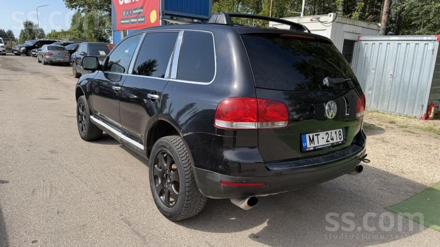 Black Volkswagen Touareg 2006 in Riga, with an engine capacity of 3.00 L and mileage of 322 thousand km for 2000 €, photo 5 on AUTOMOTO.COM.LV