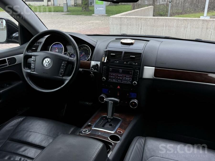 Melns Volkswagen Touareg 2007 Rīga, ar dzinēja tilpumu 3.00 L un nobraukumu 339 tūkst. km par 5650 €, foto 13 vietnē AUTOMOTO.COM.LV