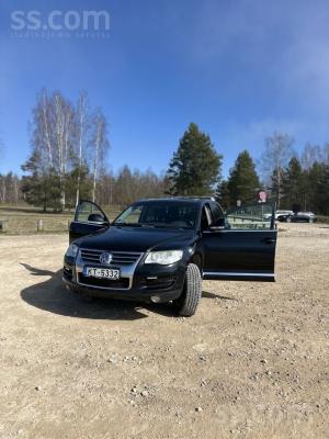 Black Volkswagen Touareg 2007 in Riga, with an engine capacity of 3.00 L and mileage of 329 thousand km for 4300 €, photo 3 on AUTOMOTO.COM.LV
