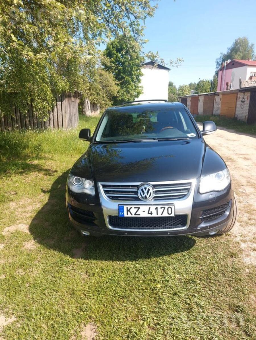 Black Volkswagen Touareg 2007 in Limbazi, with an engine capacity of 3.00 L and mileage of 324 thousand km for 5000 €, photo 1 on AUTOMOTO.COM.LV