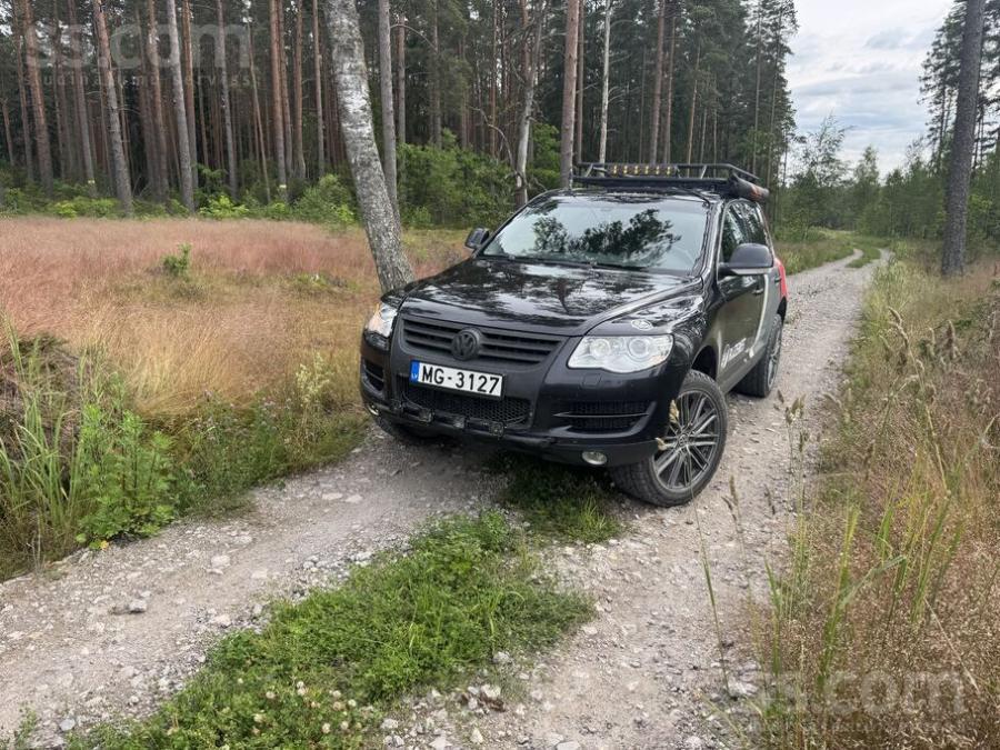 Черный Фольксваген Туарег 2007 в Вентспилс, объемом двигателя 3.00 л и пробегом 432 тыс. км за 5000 €, фото 1 на AUTOMOTO.COM.LV