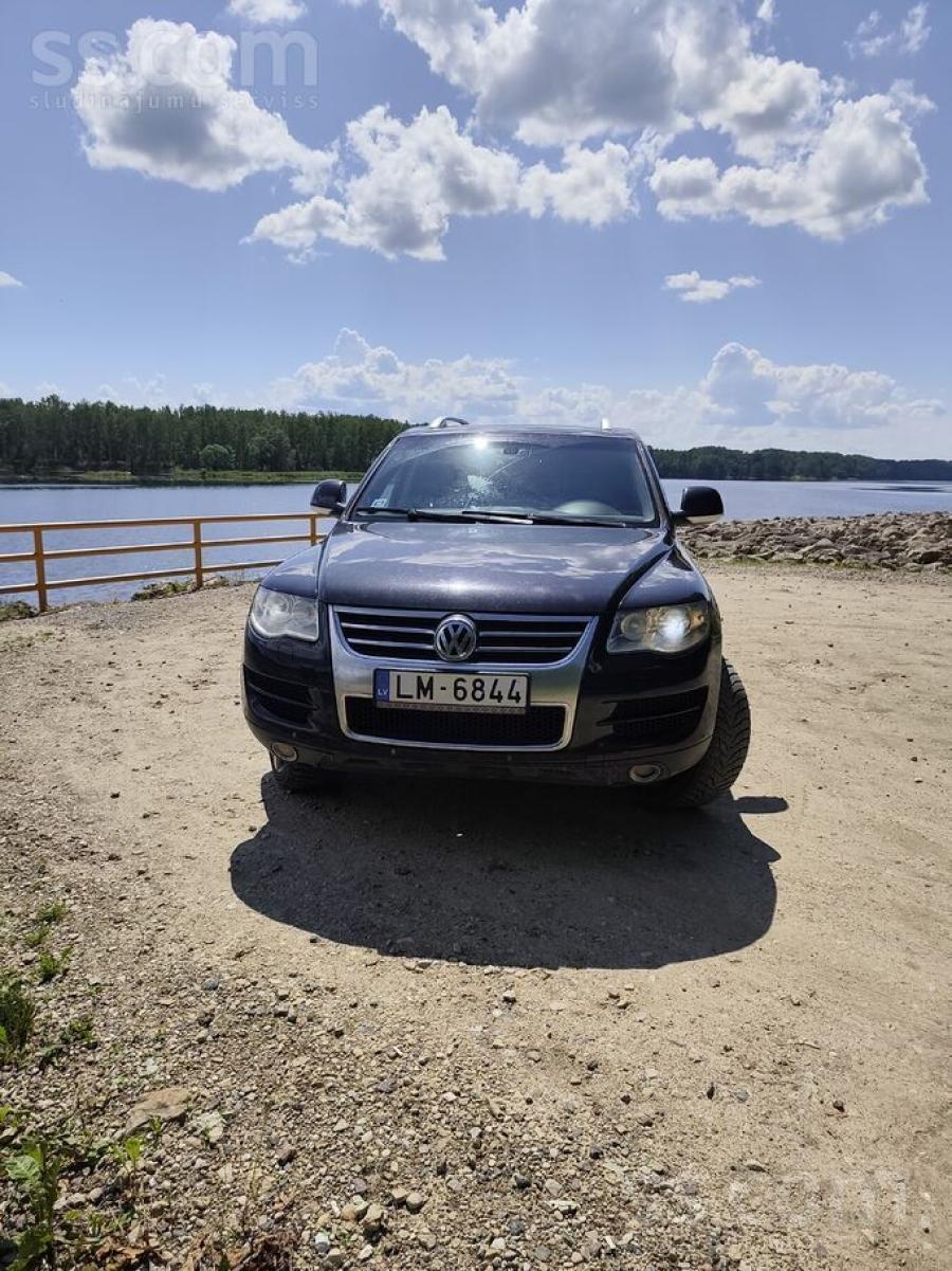 Black Volkswagen Touareg 2007 in Aizkraukle, with an engine capacity of 3.00 L and mileage of 386 thousand km for 4500 €, photo 1 on AUTOMOTO.COM.LV
