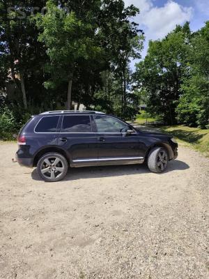 Black Volkswagen Touareg 2007 in Aizkraukle, with an engine capacity of 3.00 L and mileage of 386 thousand km for 4500 €, photo 2 on AUTOMOTO.COM.LV