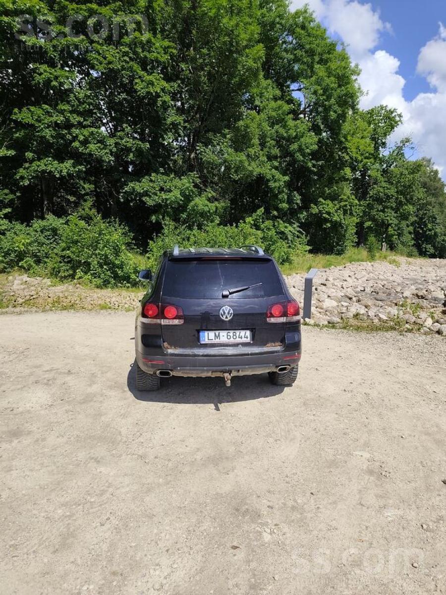 Black Volkswagen Touareg 2007 in Aizkraukle, with an engine capacity of 3.00 L and mileage of 386 thousand km for 4500 €, photo 3 on AUTOMOTO.COM.LV
