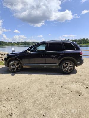 Black Volkswagen Touareg 2007 in Aizkraukle, with an engine capacity of 3.00 L and mileage of 386 thousand km for 4500 €, photo 4 on AUTOMOTO.COM.LV
