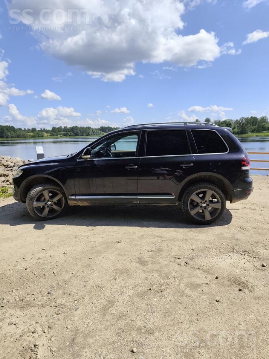 Black Volkswagen Touareg 2007 in Aizkraukle, with an engine capacity of 3.00 L and mileage of 386 thousand km for 4500 €, photo 4 on AUTOMOTO.COM.LV
