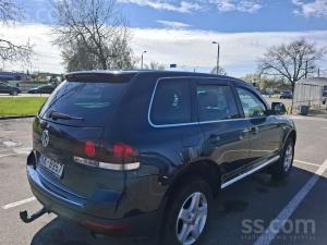 Melns Volkswagen Touareg 2007 Rīga, ar dzinēja tilpumu 2.50 L un nobraukumu 340 tūkst. km par 5150 €, foto 3 vietnē AUTOMOTO.COM.LV